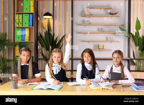 Jeunes élèves De Sexe Féminin En Uniforme Scolaire Avant La Leçon En
