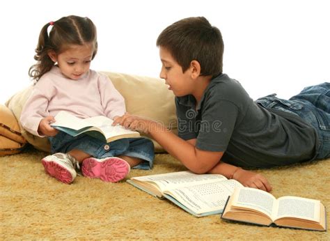 Libros De Lectura Del Hermano Y De La Hermana En El Suelo Imagen De