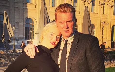 Queens Of The Stone Ages Josh Homme Split From Wife Of 14 Years