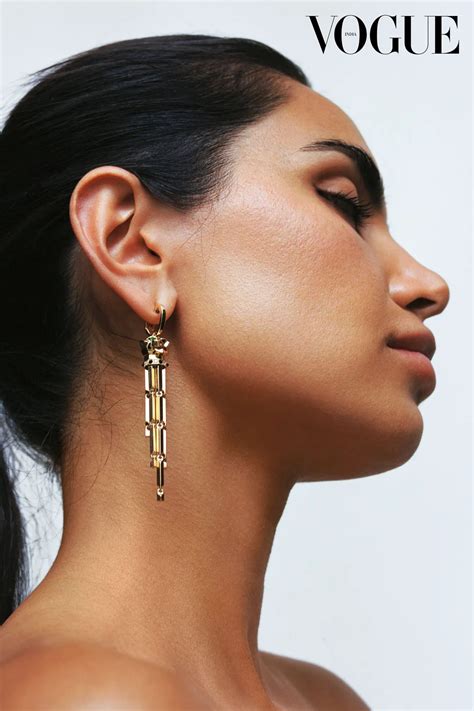 Women Showing Skin Texture In This Latest Beauty Trend Heralds