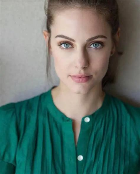 Julia Voth Scrolller