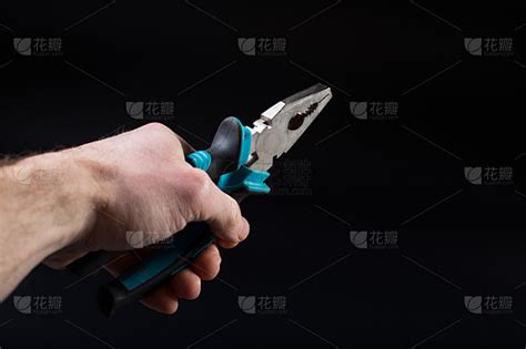钳。手握钳子的师傅黑色。手用钳子复制空间