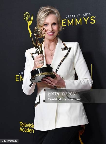 Jane Lynch Poses With The Outstanding Guest Actress In A Comedy News