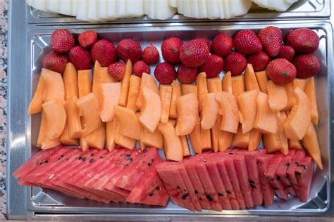 Erfrischender Cocktail Mit Strohalm Minze Und Erdbeere Creative