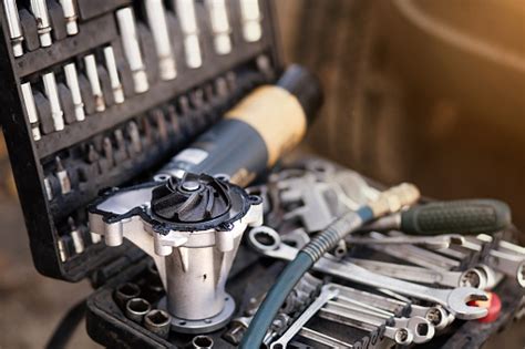 자동차 엔진 냉각 시스템의 워터 펌프를 대체하는 개념 새로운 알루미늄 자동차 예비 부품 펌프 0명에 대한 스톡 사진 및 기타 이미지 Istock