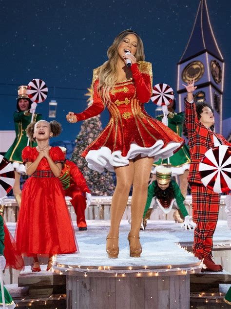 Mariah Careys Holiday Special Has The Festive Fabulous Fashion To