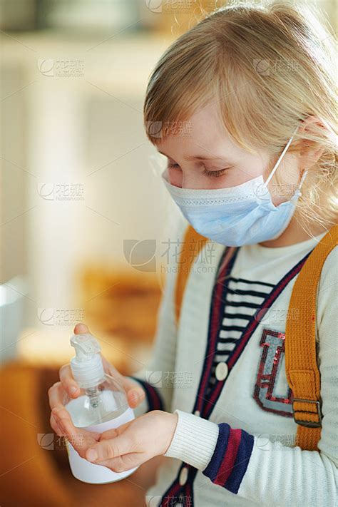 儿童佩戴医用口罩和背包可消毒双手