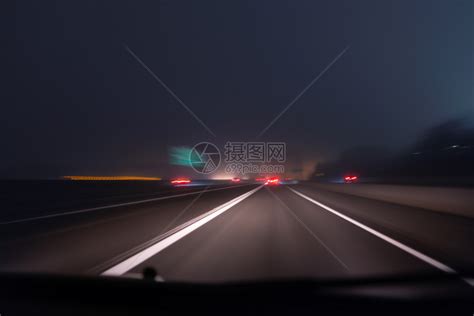 在高速公路上快夜间驾驶从车内看到高清图片下载 正版图片305332359 摄图网