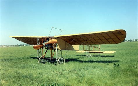 25 Juillet 1909 Le Français Louis Blériot Effectue Le Premier Vol En