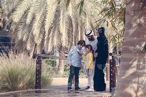 中东家庭在户外使用智能手机