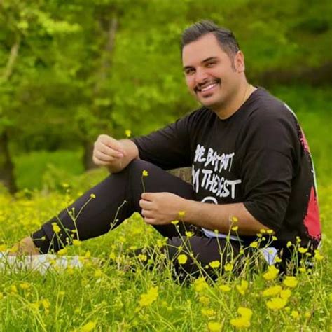 آهنگ ایمان فلاح چقدر خوبه تو تو دستامو میگیری دلم میریزه Mp3