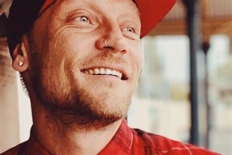 Scenestr Premiere Stream Ryan Munros Debut Single By The Water