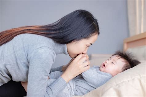 Mãe E Filho Se Divertindo Juntos Na Cama Foto Premium