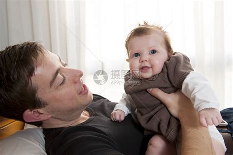 年轻父亲抱着他的女婴微笑关系女儿卧室孩子父母女孩爸爸纽带惊喜高清图片下载 正版图片 摄图网