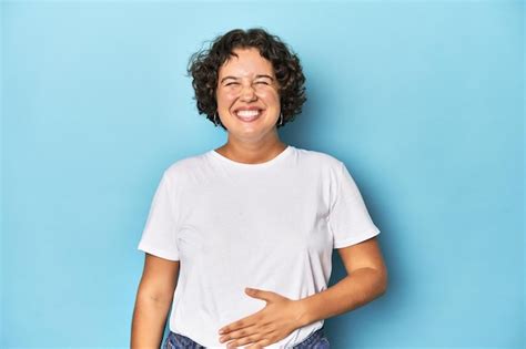 Premium Photo Young Caucasian Woman With Short Hair Touches Tummy