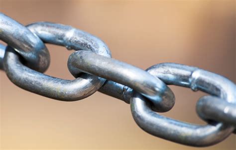 Rantai Link Rantai Baja Pada Latar Belakang Krem Foto Stok Unduh