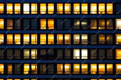 Ventanas Iluminadas De Los Edificios De Oficinas Por La Noche Foto