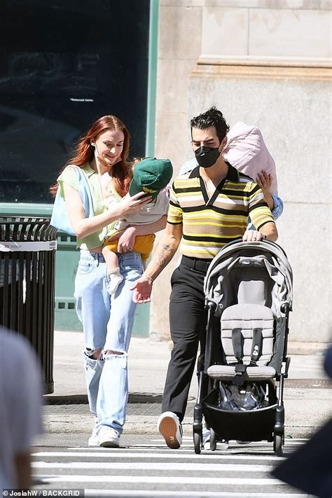 Pictured Joe Jonas Spotted Without His Wedding Ring As He And Sophie