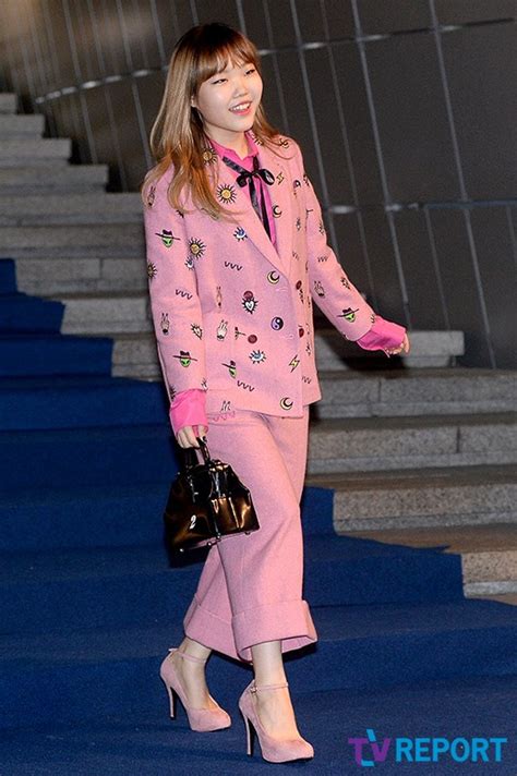 T포토 이수현 살짝 삐끗했지만 잃지 않는 미소