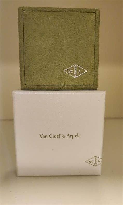 Van Cleef Necklace Box Luxury Accessories On Carousell