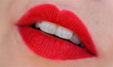 Mac Lippenstift Retro Matte Lipstick Ruby Woo Swatch 1 Lavie Deboite
