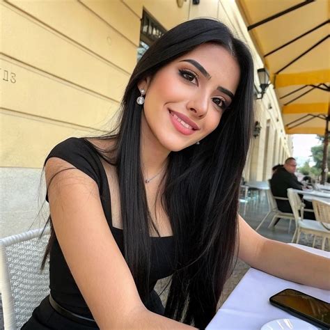 Recraft Prompt Beautiful Latina Woman 22 Years Old Lon