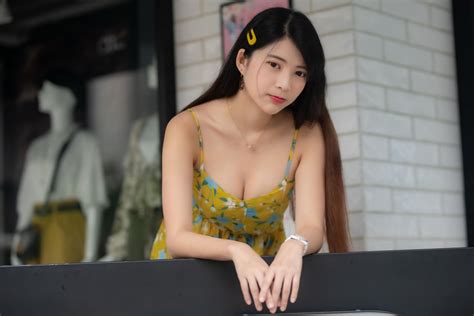 Street Shoot Silk Feet NO 090 대만 다리 모델 Xiang Qin 섹시한 짧은 치마 하이힐 아름다운