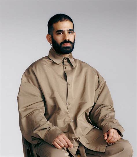 אהרון גניש מנסה להבליט קול יחודי גם כשהלבוש זהה מגזין פורטפוליו