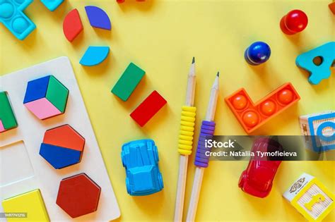 형형색색의 종이에 나무 장난감을 던진다 교육용 장난감 블록 피라미드 연필 숫자 유치원 유치원 또는 탁아소용 장난감 텍스트를 위한 공간을 복사합니다 평면도 0명에 대한 스톡