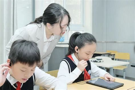 在 智慧”校园体验ai生活 虹口这所小学这样探索人工智能教育曲阳智能化