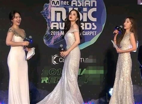 娜扎英语为金请夏颁奖，成功被李洙赫带红，韩国网友 为国争光”新浪新闻