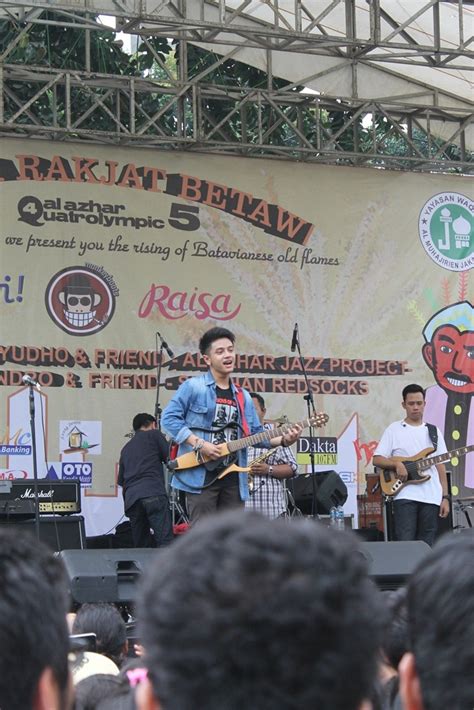 Febrian Nindyo Hivi On His Best Move Playin Guitar ☺