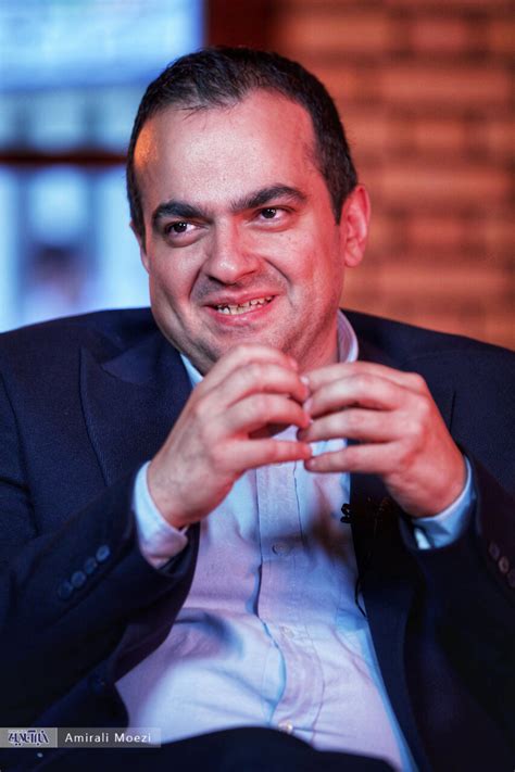 خبرآنلاین تصاویر ژست‌های جالب سیامک قاسمی در حین مصاحبه با