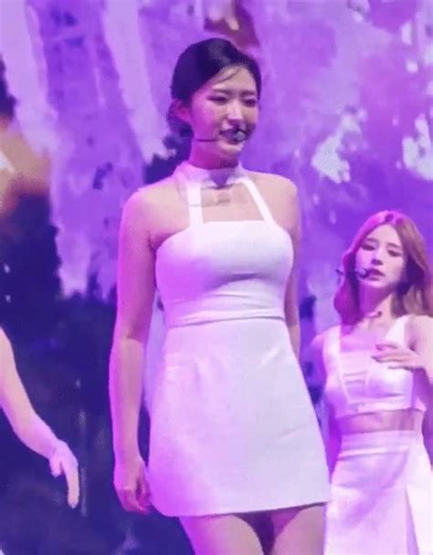 꽉 끼는 화이트 의상이달의소녀 올리비아 혜희진