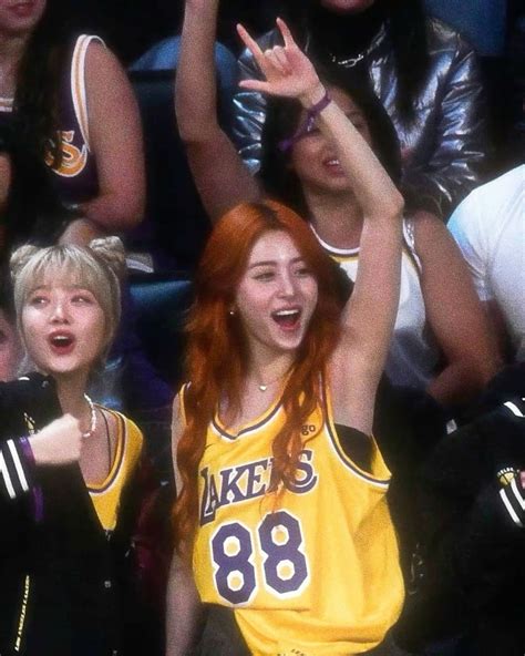 Huh Yunjin 231101 Nba Lakers Game Yunjin American Flag Jennie Orange Hair Wallpaper Yunjin