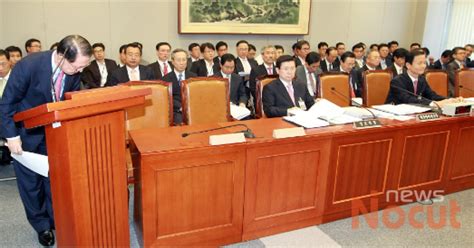 현안보고 마치고 인사하는 김기춘 대통령 비서실장