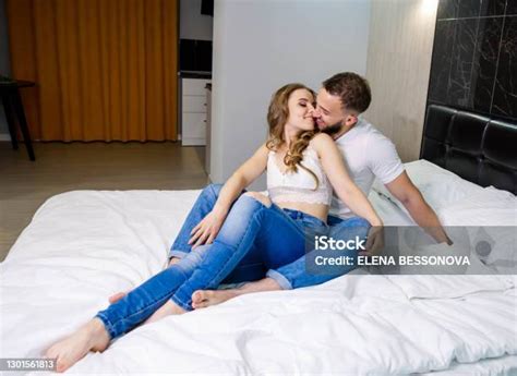 부부는 함께 시간을 보내고 즐기고있다 사랑스러운 커플 휴식 2명에 대한 스톡 사진 및 기타 이미지 2명 관능 남성 Istock