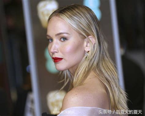 大表姐詹妮弗現身活動，黑白色連衣裙仙氣十足，網友：看著彆扭！ 每日頭條