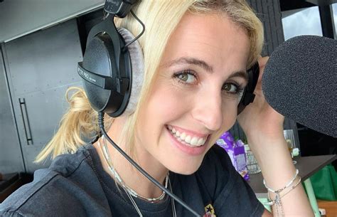 Iris Enthoven Trakteert Volgers Op Weinig Verhullende Foto