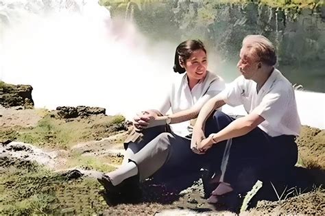 刘少奇和王光美席地而坐，二人深情对望，看起来很恩爱