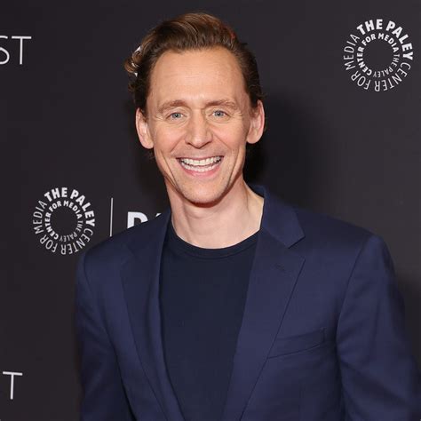 Tom Hiddleston Ridendo