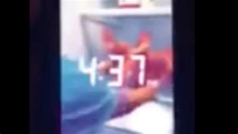 Dos Jóvenes Encierran A Un Bebé En Una Nevera