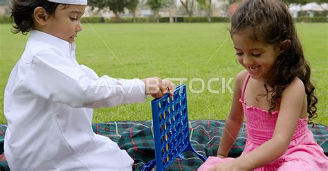 تنمية المهارات الفكريه والذهنيه، أخوان عربيان خليجيان اماراتيان يتنافسان للفوز بلعبه اربع تربح