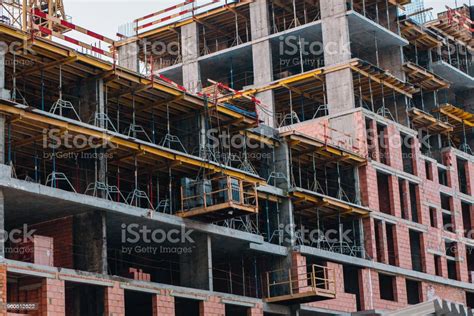 하늘 배경 크레인과 건물 건설 사이트입니다 크레인과 햇빛에 건물 벽돌의 실루엣 산업 풍경입니다 텍스트를 위한 공간입니다 강철 및 콘크리트 개발 강철에 대한 스톡 사진 및