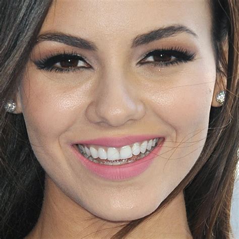 Victoria Justice Makeup Black Eyeshadow Bronze Eyeshadow And Peach Lipstick Steal Her Style