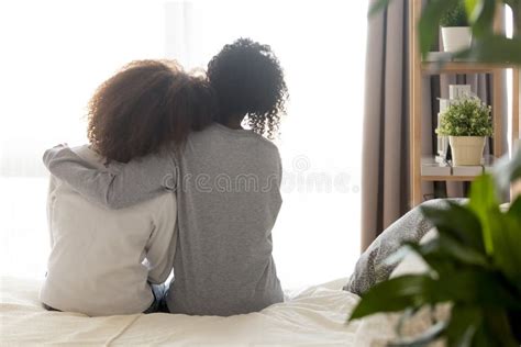 Amável Mãe Solteira Africana Abraçando Filha Adolescente Sentada Na
