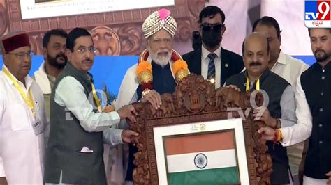 Pm Modi Felicitated By Bjp Leader At Railway Ground During National Youth Festival In Hubli