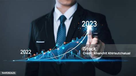 사업가는 비즈니스 재무 및 투자 과제 비즈니스 전략을 계획하기 위해 기업의 화살표 그래프를 그립니다 2023년 기업의 미래를 위한 성공의 목표와 비전 2023년에 대한 스톡