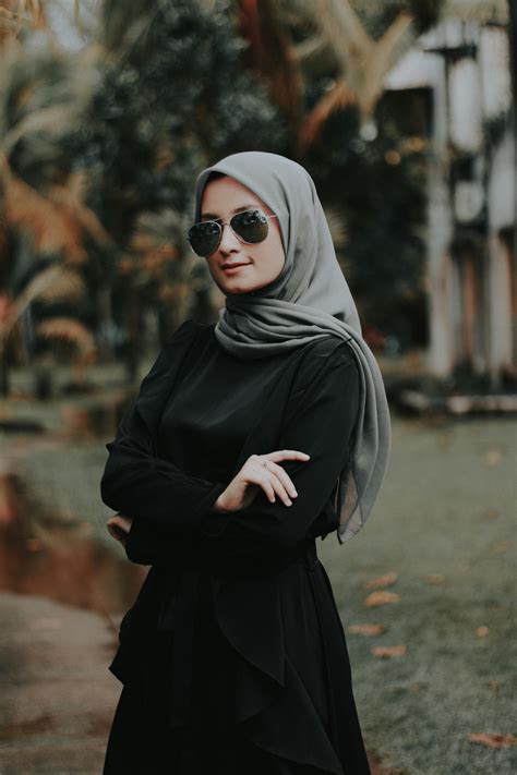 실내 Id 갈색 눈 겸손한 유행 모델 문화적 미니멀리스트 미소 짓는 부드러운 색조 수직 쐈어 스타일