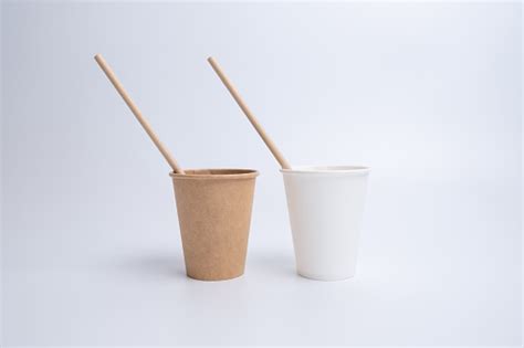 갈색 크래프트 종이컵 흰색 배경에 빨대의 평면도 재활용 가능한 길거리 식품 포장 제로 웨이스트 종이 접시 일회용 테이크아웃 컵 0명에 대한 스톡 사진 및 기타 이미지